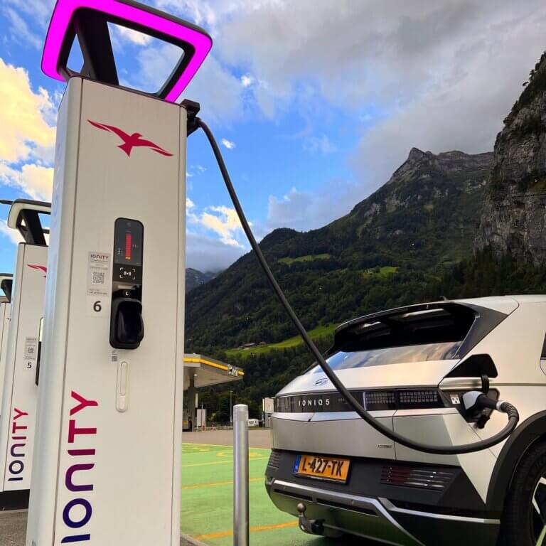 Wat is Plug&Charge en hoe werkt het? - Elektrischeautovakanties.nl